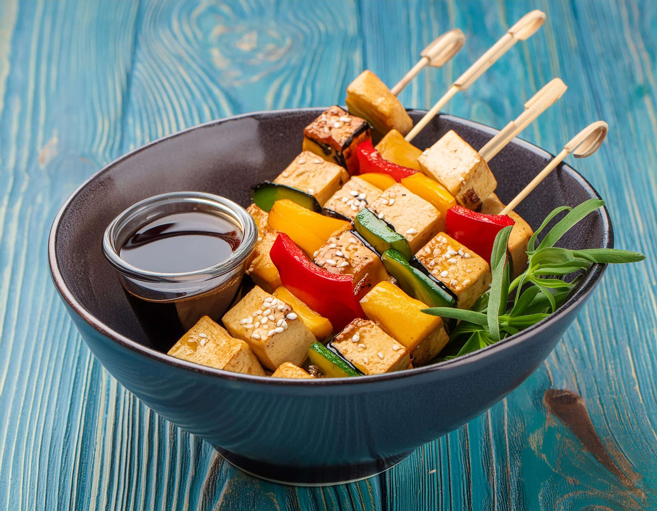 Brochettes de tofu et légumes à la sauce teriyaki : un classique ...